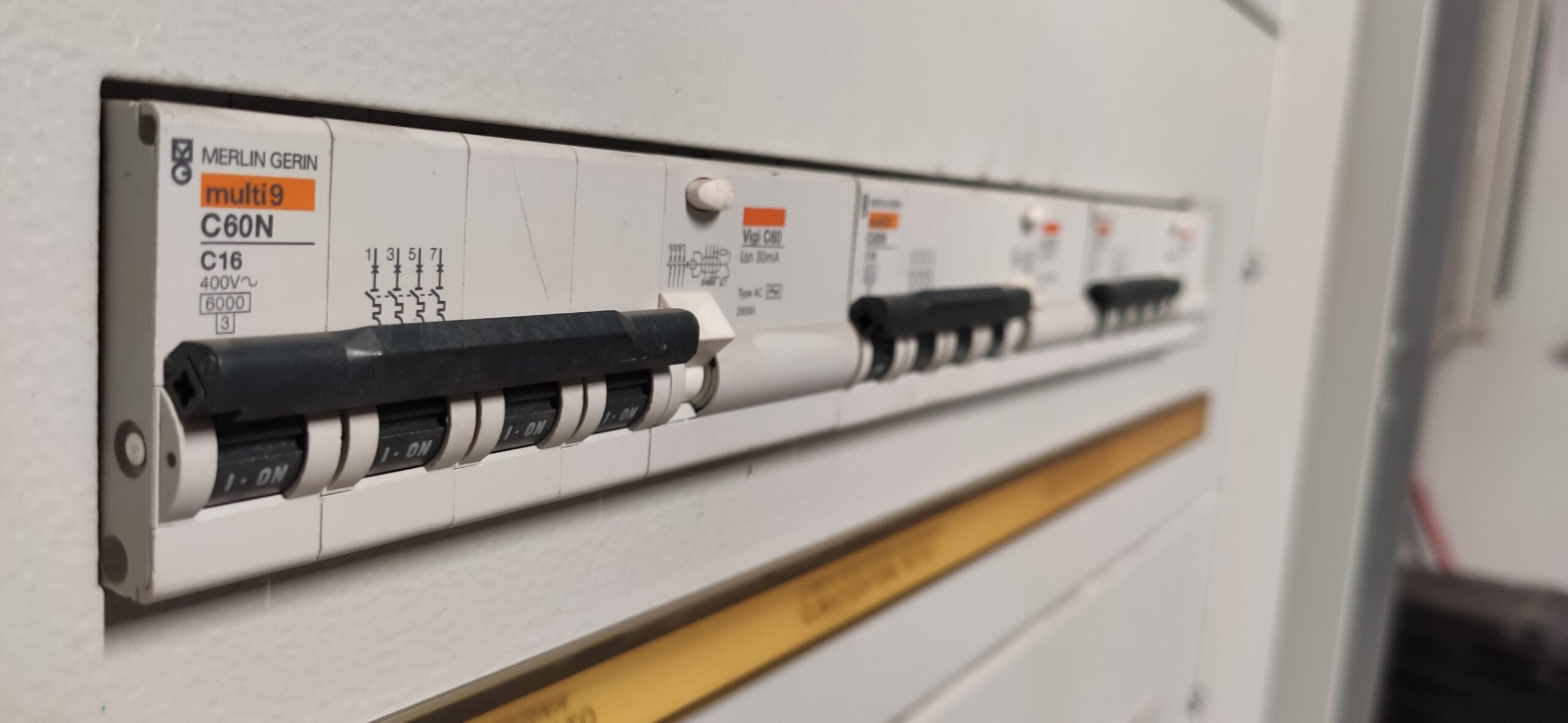 Impianti elettrici civili e industriali: le differenze | Gruppo Mossali